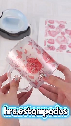 ☕ Sublimación de Tazas, Termos y Vasos Hay ideas que se toman, se regalan, se disfrutan todos los días. La sublimación de tazas, termos y vasos te permite crear productos personalizados, perfectos para regalar o vender. 🎁 Fácil, rentable y con infinitas posibilidades creativas. En HRS Estampados te mostramos cómo hacerlo con color, técnica y corazón. ❤️ Porque detrás de cada taza hay una historia… y puede ser la tuya. #tazassublimadas #fblifestyle #usa #sublimacion #cursosonline | hrs.estampado