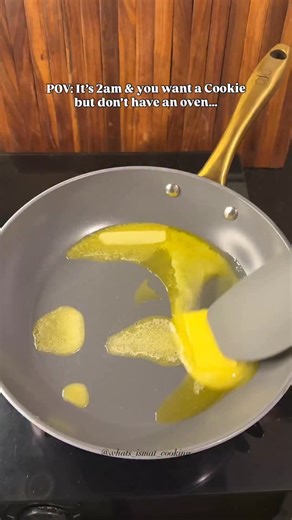 Ismat | Unpaid Home Cook on Instagram: "Cookie in a pan! 🍪 Here’s how you make it: ➡️ Melt butter and mix the brown sugar well (heat off after this) ➡️ Break an egg and stir well. Make sure the egg doesn’t cook ➡️ Once stirred well, add vanilla essence > maida > baking powder and stir again ➡️ Top with chocochip, put the lid and let it cook on a low flame for 5minutes ➡️ Make sure to remove the pan off heat after 5 minutes and open the lid after another 5 minutes ➡️ Let it cool down well, serve