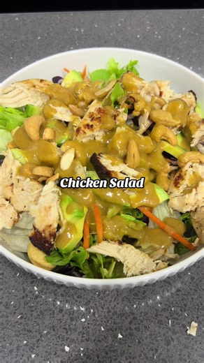 Made inspiration from Cheescake factory’s chicken salad and it turned out really nice. On the bed of greens, put some grilled chicken with some healthy fats (avacado and cashews) and top it off with homemade dressing. #homemadefood #healthy #protein #mum #cooking