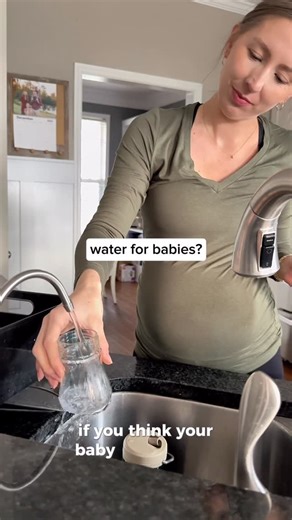 Cinthia Scott ✨ Pediatric RD, IBCLC on Instagram: "Key Points: 💧 Babies don’t need water before 6 months — breastmilk/formula gives all the hydration they need! 🍼 (AAP & CDC) 🥤 After 6 months, you can offer small sips with meals (about 4–8 oz/day) but milk stays priority! (AAP) ⚠️ Too much water too early can be risky — talk to your pediatrician! 👶💙 (may cause hyponatremia) 👉🏻 comment “water” and I’ll send you my full blog post on this topic + my favorite cups for babies ❤️"