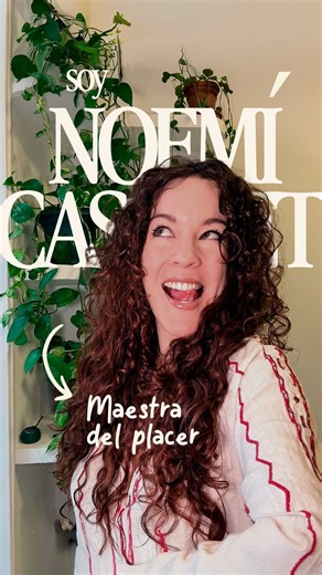 Noemí Casquet on Instagram: "Aunque durante años he hablado de sexualidad, no siempre fue fácil ni ligero para mí. Pasé por dudas, por dolor, por mucha búsqueda e incertidumbre. En ese camino descubrí algo que me cambió todo: el placer no tenía que ser complicado ni pesado. Que cuando los saberes ancestrales de distintas civilizaciones se encuentran con la sexología moderna, algo se ordena✨. Por eso cari, hoy te lo comparto así, sin filtros, porque si puedo ahorrarte parte de todo ese proceso, 