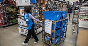 How much Walmart store managers make in a year