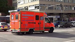 Schwerer Unfall auf Einsatzfahrt: Streifenwagen der Bundespolizei kollidiert mit Auto - 3 teils Schwerverletzte in Hamburg! | Einsatz-Report24.de