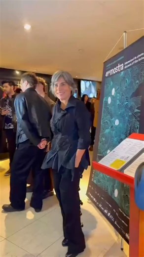 Legenda: 49ª Mostra Internacional de Cinema de São Paulo. Foi uma emoção imensa apresentar Sexa na cidade de São Paulo. Um filme que marca minha estreia na direção, trazendo reflexões bem-humoradas sobre papéis sociais, liberdade e empoderamento emocional. Noite muito bonita 🙏🏼🍀🥂 | Gloria Pires