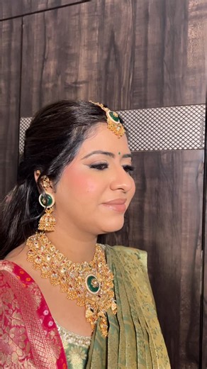 Makeupgaze_ byDixitaModi on Instagram: "Satak Bride 🫶🏻 Bold eyes matt vibes ✨🌸 . . Mua :- @makeupgaze.15 @dixita_modi5 In Frame :- @_nishi28_ . . #suratmakeupartist #luxurymakeupartist #bridemakeupartist #makeupgaze #viralvídeo . . @toofacedlovesindia @lauramercier @dalba_india @hudabeauty @maccosmeticsindia @paccosmetic @nykaacosmetics @mynykaa @nykaapro"