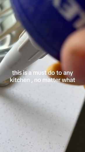 you must silicon around sinks no matter what you hear or peolpe tell you. The rubbers they supply dont last long at all and many tradesman dont use them .#caulkantor #satisfying #fyp #soapywater #silicon #caulk #benchtop #sink