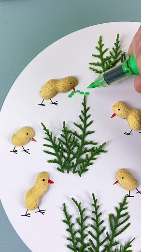Don't throw away the peanut shells after you've finished eating them! Make a cute little chick eating worms with your child! #ChildrensCreativeArt #ParentChildCrafts #KindergartenCrafts #fblifestyle #wasteutilization | Art, Crafts and Journals