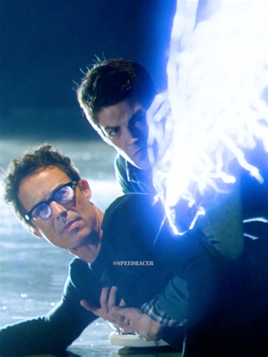 Flash ⚡Barry regained his speed and saved Wells.