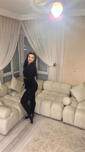 Simay Duygun on Instagram: "Slm canlar @flexliftr sayfasından aldığım taytları gelin birlikte inceliyelim 💕 • Doğum sonrası karın bölgesindeki şişkinliği toparlamaya yardımcı özel kompresyon yapısı • Lipödem kaynaklı bacak ağrılarına destek sağlayan 3D basınç çizgileri • Selülit görünümünü azaltmaya yardımcı mikro-masaj etkili kumaş • Yüksek bel sıkılaştırıcı yapı ile daha ince ve toplu bir görünüm • Kıvrılmayan geniş bel bandı • Kalçayı daha dik gösteren 3D hip-lift tasarımı • Günlük kullanımd