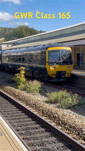 GWR Class 165 departing from Bath Spa (2025)