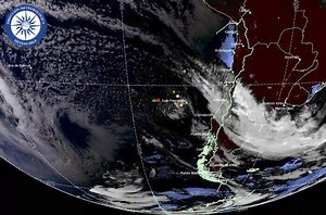 1.7K views · 13 reactions | Loop imágenes satelitales hasta las 19:00 horas del 13/06/2022. Color blanco representa nubosidad. Por la noche representa nubosidad media/alta y color azul nubosidad baja (probabilidad de niebla). Puntos amarillos, naranjos y rojos ocurrencia de rayos. https://t.co/qzBNe9ztQw https://t.co/uVzVAGQT7A | Radio Pasión FM | Facebook