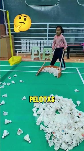 ¡La chica está recogiendo los volantes de bádminton! 🏸👧