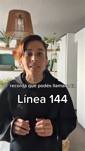 🟣 Violencia vicaria. ¿De qué se trata? Es un tipo de violencia de género que se define como aquella que se ejerce sobre los hijos para dañar a la mujer. 👩‍⚖️ En Argentina todavía no existe una ley específica sobre violencia vicaria. Hasta el momento, hay 6 proyectos de ley, pero ninguno llegó al recinto. Sin embargo, sí está legislado el femicidio vinculado, que es cuando m*tan a alguien cercano a una mujer con el único objetivo de generarle dolor. ⚠️ Si vos o alguien que conocés está pasando 