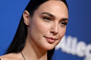 133K views · 20K reactions | GAL GADOT ET RACHEL ZEGLER À L’AVANT-PREMIÈRE DE BLANCHE-NEIGE ✨ Hier soir à Los Angeles @gal_gadot et @rachelzegler ont assisté à l’avant-première du nouveau Blanche Neige à Los Angeles. L’adaptation du dessin animé est très attendue, elles y interprètent respectivement les rôles de la reine sorcière et de Blanche Neige. | Gala | Facebook