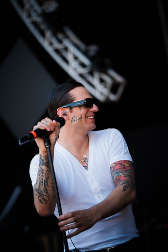 20K views · 707 reactions | Gioca in casa Achille Lauro, fra gli artisti più attesi di questo Primo Maggio Roma! Lo abbiamo incontrato dietro le quinte per fare due chiacchiere sul lavoro e sulla musica  Pronti a cantare a squarciagola le sue canzoni? Noi stiamo già scaldando la voce... | SIAE | Facebook