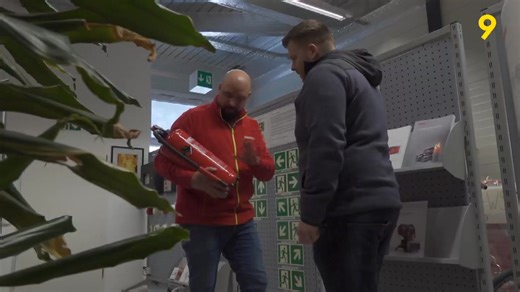 L'incendie de Crans-Montana a agi comme une prise de conscience chez beaucoup de gens. Les vendeurs d'extincteurs font face à un afflux de clients. Qui veulent s'équiper mais aussi apprendre à utiliser le matériel nécessaire. | Canal9