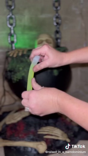 Cómo hacer un caldero de bruja: Toques finales