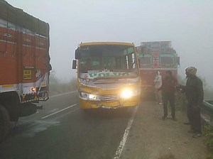 स्कूल बस के हेल्पर को ट्रक ने मारी टक्कर, मौत