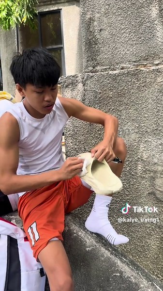 Paano Alagaan ang Inyong Sapatos Gamit ang KS Shoe Wipes