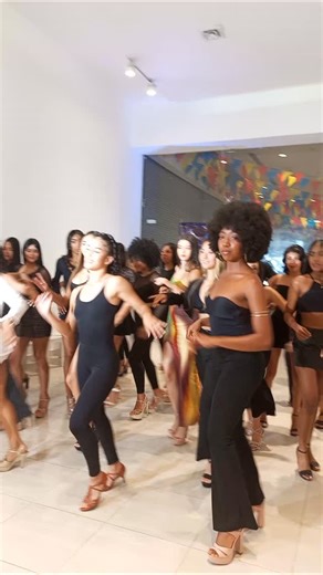 Show Time Agencia on Instagram: "Todas Las Postulantes a Ritmo De Salsa Ve!! #belleza #modelos #jeans #moda #reels #free #hiphopdance #salsa #cali #colombia #fotografia #videosvirales #viralvideos"