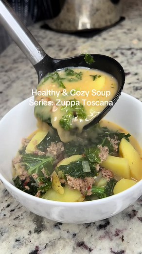 There is nothing like a warm and cozy classic🙌🏾 This is by far our favorite Italian soup, and it’s perfect for these cold fall evenings! All the flavor you love... but healthier🤌🏾 Ingredients: 1 lb lean ground turkey 5 slices beef bacon 1 tsp fennel seeds 1 tsp garlic powder 1 tsp paprika 1 tbsp oregano salt and pepper 4 cups chopped kale 4 medium potatoes (Yukon Gold or russet, cut into bite-sized pieces) 1 medium onion, diced 4 cloves garlic, minced 4 cups low-sodium chicken bone broth 1 c
