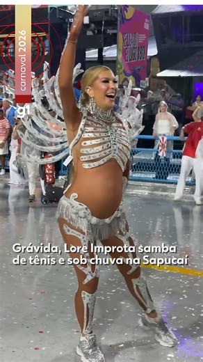 #Carnavalnog1 - A dançarina Lore Improta, musa da Unidos do Viradouro, exibiu o barrigão de seis meses de gestação, no ensaio da escola de samba, na noite de domingo (8), na Marquês de Sapucaí, no Rio de Janeiro. Por causa da gravidez, Lore usou um tênis no lugar do tradicional salto alto. O look escolhido foi composto por adereços prateados e a barriga ficou à mostra para todo o público presente no ensaio. Nas redes sociais, a musa da Unidos do Viradouro revelou que a roupa usada foi uma homena