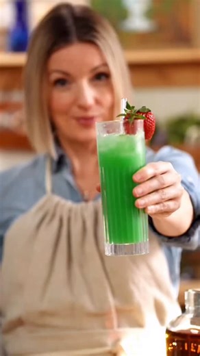 This easy and festive cocktail works for evening entertaining or a holiday brunch! Mr. Grinch Cocktail Ingredients: 1 oz triple sec 2 oz blue curaçao 1 oz @bulleit rye whiskey 4 oz orange juice Ice Mint and strawberry to garnish Method: Combine, stir, serve over ice and garnish! | Chef Damaris Phillips