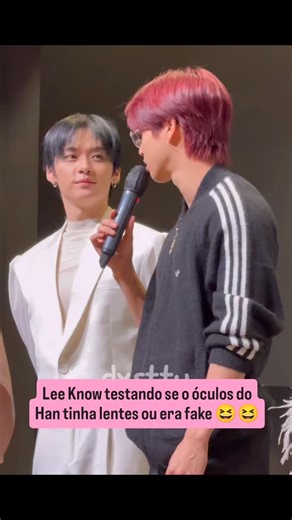 staykidzando on Instagram: "281225 | fansign Music Plant Lee Know testando se o óculos do Han tinha lentes ou era fake 😆😆 Cr. dxstty"