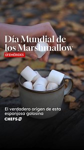 Cada 4 de marzo se celebra el #DíaMundialDelMarshmallow, ese esponjoso y dulce placer que ha conquistado generaciones. Su origen se remonta al Antiguo Egipto, donde se elaboraba con savia de malvavisco. Con el tiempo, evolucionó hasta convertirse en la golosina que hoy disfrutamos en fogatas y postres. ¿Conocías su historia? Descúbrela en nuestra web (link en bio) 🍡🔥 | Chefs TV