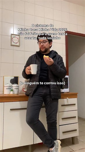 José Cândido de Campos Neto on Instagram: "🚨Sozinho? 📌 Existe um mito perigoso no Minha Casa Minha Vida: “É só simular, juntar documentos e dar entrada.” Se fosse assim, a taxa de reprovação não seria tão alta. ⚠️ O programa não funciona como um formulário simples. Ele cruza dados, comportamento financeiro, histórico recente, tipo de imóvel, faixa correta e timing. Quem tenta fazer tudo sozinho normalmente erra sem perceber. 🔥 O problema não é falta de inteligência. É falta de visão do sistem