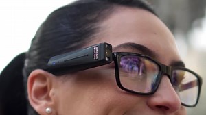 OrCam MyEye est un dispositif portatif fonctionnant de manière intuitive, vous permettant de lire n'importe quel texte imprimé ou numérique, de reconnaître les visages, d'identifier les produits, les codes-barres, les billets et bien plus encore! | OrCam