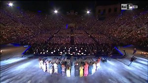 Una rappresentanza del cast di ogni versione andata in scena nel mondo, si esibisce live all'Arena di Verona in un medley multilinguage (Francese, Inglese, Coreano, Italiano, Russo, Spagnolo). Chiude l'esibizione Riccardo Cocciante che, insieme al cast e ai ballerini, intona a cappella Il Tempo delle Cattedrali 1 Giugno 2014 Notre Dame de Paris Pagina Ufficiale Notre Dame De Paris Italia Notre Dame de Paris ALL FANS Notre-Dame de Paris Le Spectacle Musical (la page officielle) | Notre Dame de Pa
