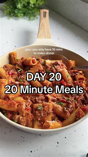 30 DAYS OF HEALTHY 20 MINUTE RECIPES Day 20| Creamy paprika beef rigatoni 😮‍💨 This was utterly BANGGGIN. The quickest pasta recipe, ready in just 10 mins! Also great for meal prep and has no fancy ingredients but alllll the flavour 😍👏 Macros 488 calories 40gP / 14gF / 53gC Serves: 2 Shopping list ✍️ - 100g Dry pasta - 250g Lean beef mince - 80g Red onion, finely diced - 80g Red pepper, finely diced - 2 tsp Smoked paprika - 1 tbsp Tomato puree - 1 tsp Garlic puree - 100g Beef stock - 400g Cho