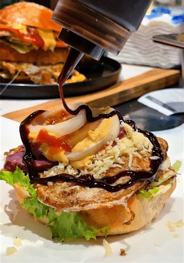 Qui peut vraiment résister à nos burgers ? 😏 Des burgers qui font craquer au premier regard… et au premier croc 🤤🍔 Capsi Burger, c’est la tentation ultime. 📍 Sacré Cœur 3, en face de l’arrêt BRT