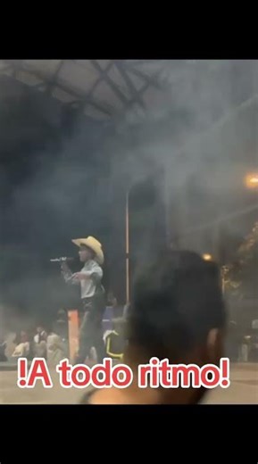 presentacion Un poco Loco en Cali (Cover)