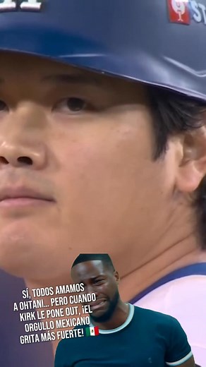 ¡SHOHEI, NO RETES A KIRK! 😎🔥 Alejandro Kirk 🇲🇽 mostró su brazalete en la Serie Mundial y sacó a Ohtani en intento de robo a segunda. Llegó quieto… pero no contó con el tiro perfecto del mexicano. Sí un mexicano brilla en el diamante más grande del mundo, TODO México lo siente 💚⚾️ 🎥 Vídeo tomado de MLB México #SerieMundial #AlejandroKirk #OrgulloMexicano #ShoheiOhtani #MLB #WorldSeries #MexicanosBrillando #RectasyCurvas #TeamMexico #Beisbol | Rectas y Curvas