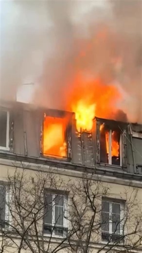 Vincent FireLife on Instagram: "[Incendie dans le 13ᵉ arrondissement de Paris] 🔥 Un incendie s’est déclaré ce mercredi 24 décembre 2025, en milieu de journée, au dernier étage d’un immeuble d’habitation du 13ᵉ arrondissement de Paris, à proximité de la Tour Super-Italie. Le feu a embrasé les combles et la toiture, générant un important panache de fumée visible de loin. Les sapeurs-pompiers de la Brigade de sapeurs-pompiers de Paris sont intervenus rapidement, avec notamment l’engagement d’une é