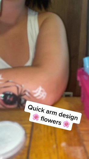 A fast floral arm design 🌸 #facepainter #facepaint #bodyart #flowers #paintingflowers #painting