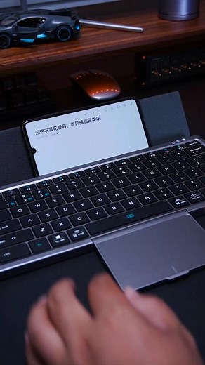 The folding keyboard that can be taken out can turn the mobile phone into a computer in seconds. It can be used for typing and playing games. You can take it with you when you go out for portable office anytime, anywhere #Keyboard #work #reels | Tech way