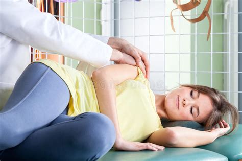 Fisioterapista Che Massaggia Il Braccio Del Paziente Fotografia Stock