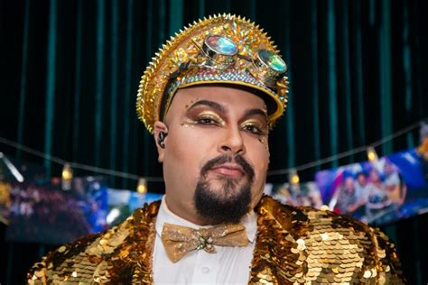 Tiago Abravanel se enche de brilhos em noite de música e diversão