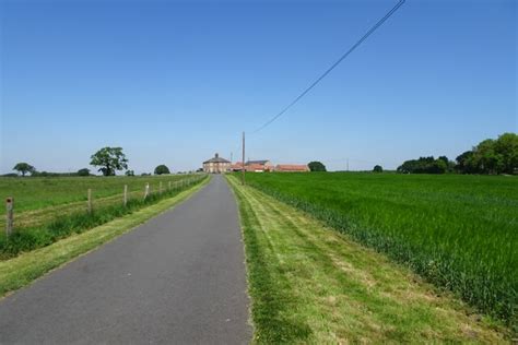 Approaching Mount Pleasant Farm DS Pugh Cc By Sa 2 0 Geograph