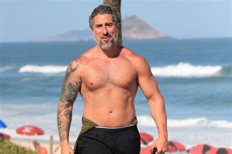 Marcos Mion exibe físico ao caminhar pela orla da Barra da Tijuca Fotos