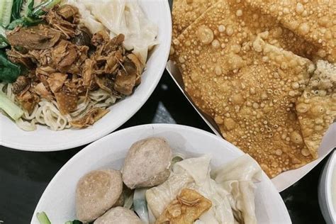 3 Rekomendasi Tempat Makan Enak Dan Legendaris Dekat Stasiun Cikini