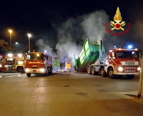 Incendio Compattatore Dei Rifiuti Fiamme Domate Dai Vigili Del Fuoco