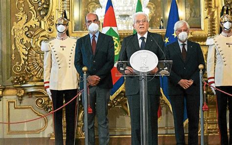 En Italie le président dissout le parlement provoquant des élections