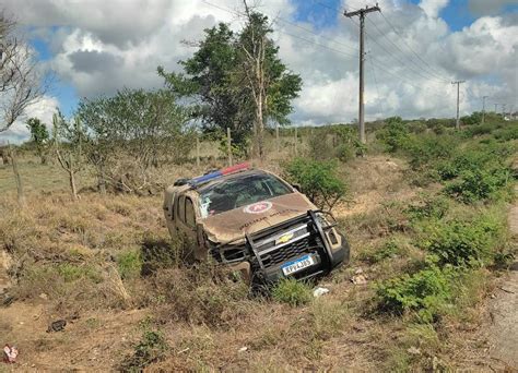 Viatura da Polícia Militar capota após condutor desviar de animal na BA