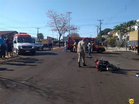 Colisão de moto caminhão deixa rapaz gravemente ferido na Av