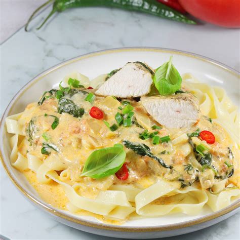 Makaron Alfredo Z Kurczakiem Fettuccine Alfredo W Kremowym Sosie Z