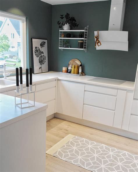 Cuisine blanche aux murs verts Cuisine aménagée Déco maison Déco